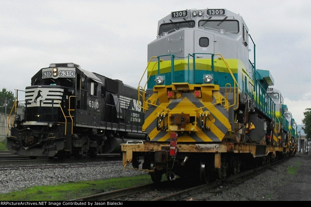 Helper Engine NS 6310 passes by Vale Locomotives heading to Brazil